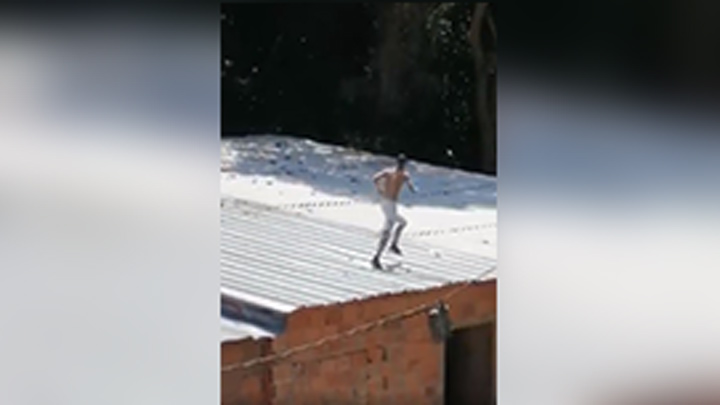 ¡Insólito! Hombre quedó incrustado en varillas al caer por un techo en ...